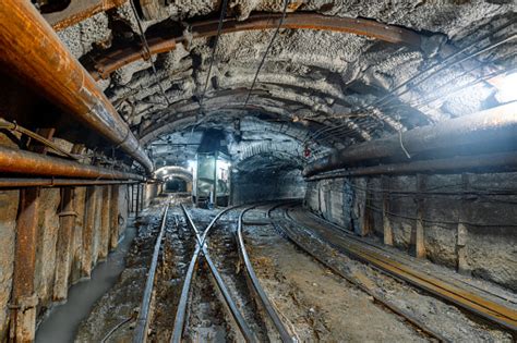 지하 광산 광석을 수송하기위한 지하 철도 지하 화물 열차의 일환으로 광산 트롤리 0명에 대한 스톡 사진 및 기타 이미지 0명 건설 산업 공학 Istock