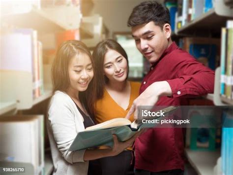 젊은 성인 학생 들이 공부 하 고 함께 비교 하는 수업에 대 한 이야기 3 명에 대한 스톡 사진 및 기타 이미지 3 명 공유 개념 교육 Istock
