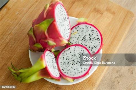 부엌에 흰색 접시에 검은 씨앗과 분홍색 피부와 흰색 펄프와 드래곤 과일 또는 피타야의 조각 이국적인 과일 건강한 식생활 개념 0명에 대한 스톡 사진 및 기타 이미지 Istock