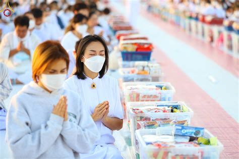 วัดพระธรรมกาย จัดตักบาตรพระ 3 000 กว่ารูป ต้อนรับปีใหม่