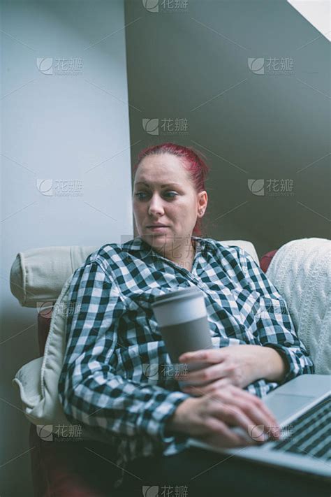 床 女人 使用手提电脑 垂直画幅 笔记本电脑 美人 家庭生活 早晨 白人 仅成年人