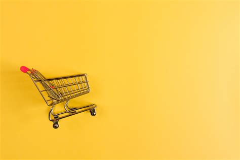 텍스트에 대한 복사 공간이있는 노란색 배경의 빠른 쇼핑 카트 개념에 대한 스톡 사진 및 기타 이미지 개념 고객 광고