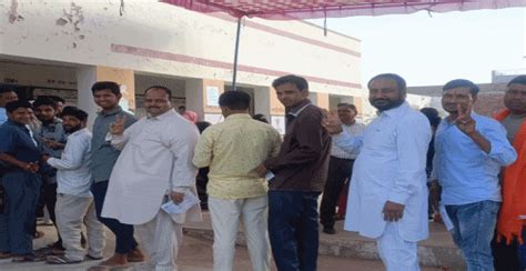 Alwar पोलिंग पार्टी मतदाताओं को बाहर छोड़कर खाना खाने गयी मतदान रुका