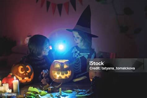 어린이 소년 형제 할로윈에 집에서 조각 호박과 함께 연주 의상에 대한 스톡 사진 및 기타 이미지 의상 탁자 3 명 Istock