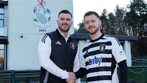Sean Crighton Welcomes First New Signing To Lochinch Queens Park