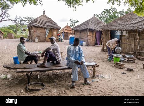 Groupe Dhommes Assis à Lintérieur Du Village De Sipo Dans Le Delta Du