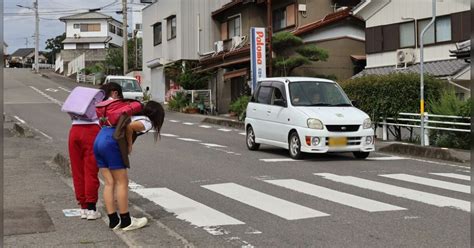 【横断歩道でお辞儀をする子どもたち】大都市郊外や地方都市では、信号のない交差点の横断歩道で一時停止してくれたクルマにお辞儀する子どもの姿をよく