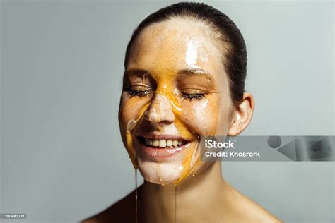 눈을 감고 웃는 얼굴로 얼굴에 주 근 깨와 꿀을 가진 행복 한 아름 다운 젊은 갈색 머리 여자의 초상화 갈색 머리에 대한 스톡 사진 및 기타 이미지 Istock