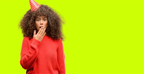 아프리카계 미국인 여자 기념 생일 커버 입을 손으로 실수 두려움 침묵 비밀 개념에에서 무서 워의 표현에 대 한 수치와 충격