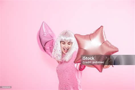 은색 머리를 가진 재미 있는 소녀는 분홍색 배경에 미소와 감정을 제공 합니다 풍선 및 색종이와 젊은 여자 또는 십 대 소녀 가발에 대한 스톡 사진 및 기타 이미지 Istock