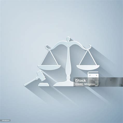 종이 컷 정의의 비늘 망치와 회색 배경에 고립 된 책 아이콘 법과 정의의 상징 개념 법칙 법률 및 경매 기호 종이 아트 스타일입니다 벡터 일러스트레이션 3차원 형태에 대한