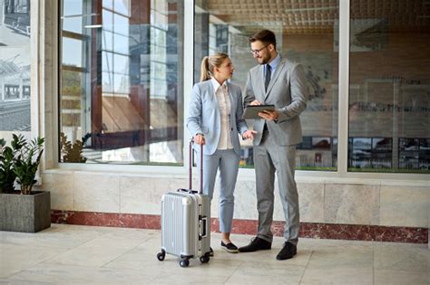 기차역에서 기차를 기다리는 동안 디지털 태블릿으로 작업하는 두 명의 비즈니스 사람들 기차에 대한 스톡 사진 및 기타 이미지 기차 태블릿 2명 Istock