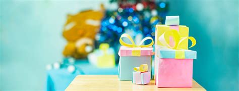 해피 윈터 크리스마스와 새해 축하를 위한 이미지 수제 선물 상자 가로 배너 요소는 흐릿한 배경과 반짝이는 화려한 보케를