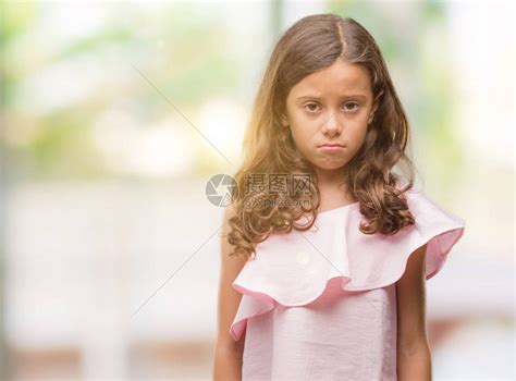 穿着粉红色裙子的黑人女孩忧郁不已高清图片下载 正版图片503366736 摄图网