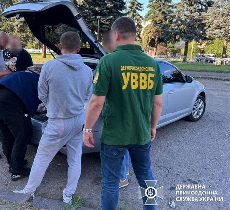 Виїзд з України за кордон на Закарпатті викрили прикордонника який організував схему