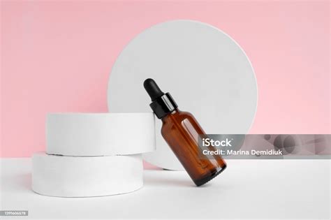 호박색 유리 점적기 화장품 병 흰색 연단 자연 스킨 케어 Spa 뷰티 제품 디자인 분홍색 배경에 미네랄 유기농 오일 모형 기름진 피펫 얼굴과 몸 치료 정면보기 0명에 대한