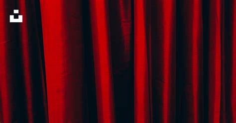 검은색 배경의 빨간 커튼 클로즈업 사진 Unsplash의 무료 커튼 이미지