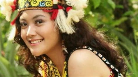 Detail Wanita Suku Dayak Cantik Koleksi Nomer