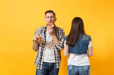 젊은 명랑 커플 팬 여자 사람 축구 팬 들 응원 지원 팀 맥주 병 피자 조각 노란 배경에 고립 된 축구공을 들고 스포츠 가족 레저 라이프 스타일 개념 2018년에 대한 스톡