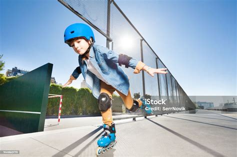 롤러 블레이드 스케이트 공원에서 트릭을 하 고 있는 소년 롤러 스케이팅에 대한 스톡 사진 및 기타 이미지 롤러 스케이팅