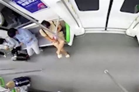 Siarkan Langsung Organ Intimnya Di Kereta Wanita China Ditangkap Polisi