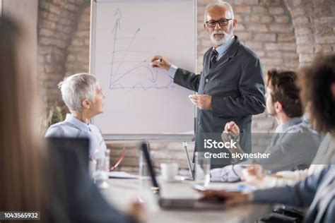 사무실에 있는 그의 동료의 그룹과 비즈니스 프레 젠 테이 션 수석 기업가 Staff Meeting에 대한 스톡 사진 및 기타 이미지 Staff Meeting 계획