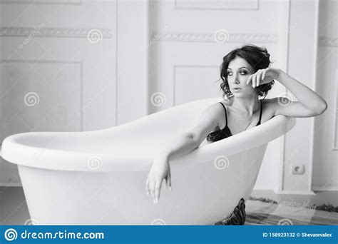 浴缸水里穿内裤的美女 库存照片 图片 包括有 浴室 干净 头发 有吸引力的 浴巾 休息 爱好健美者 158923132