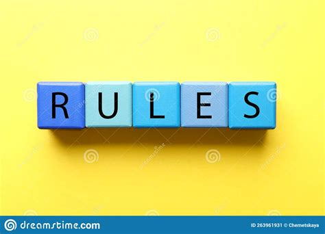 Regras De Palavras Feitas De Cubos De Madeira Com Letras Sobre Fundo Amarelo Imagem De Stock