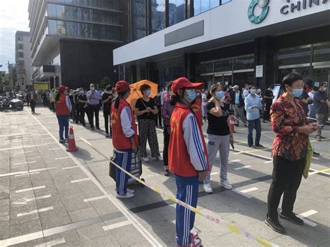 安康育英职校志愿者助力安火社区核酸检测工作群众服务杨彤