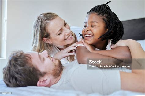 아침에 행복 지원 및 유대감을 위해 침실에서 가족과 함께 휴식 입양 및 다양성을 즐기십시오 일어나서 미소를 짓고 집에서 위탁 양육 아동 및 부모와 함께 애정 신뢰 또는