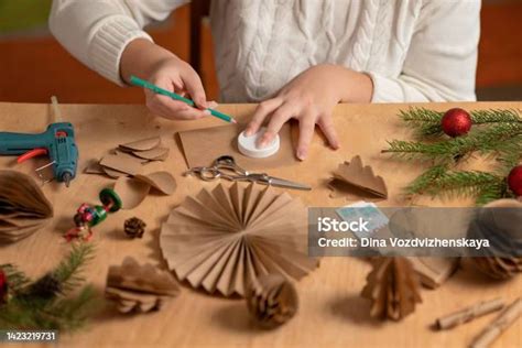 소녀는 자신의 손으로 종이로 크리스마스 트리 장식을 만듭니다 1단계 14 15 살에 대한 스톡 사진 및 기타 이미지 14