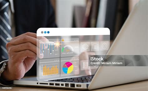 조직의 발전을 위한 사업 전략 개념입니다 사업가는 노트북을 사용하여 가상 스마트 디지털 화면에서 작업하고 통계 마케팅 데이터를