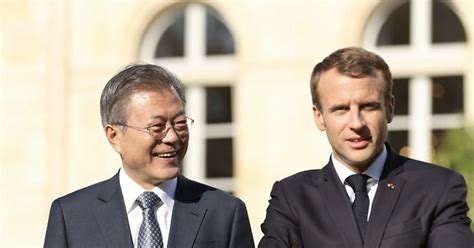 엘리제 궁 정원에 나란히 선 한 프랑스 정상