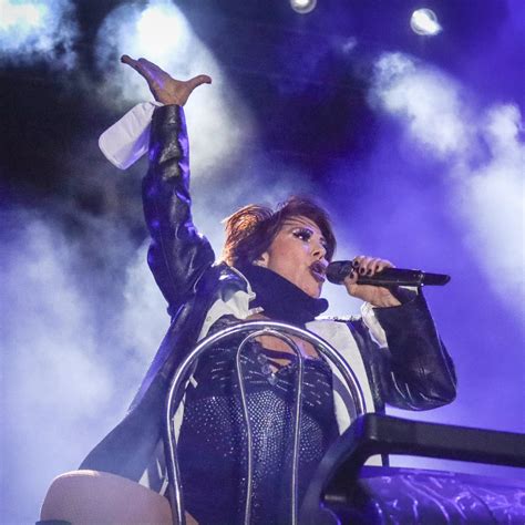 Alejandra Guzm N Confunde A Fan Con Nodal Durante Concierto