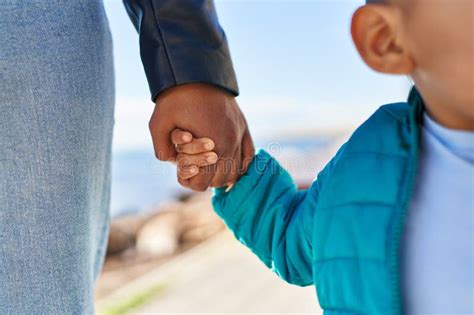 Madre E Hijo Parados Juntos En La Playa Imagen De Archivo Imagen De