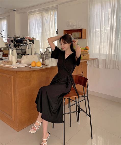 리리앤코 랩 디자인으로 패미닌한 무드가 가득 느껴지는 여리여리한 실루엣이 연출되는 원피스에용🖤🖤