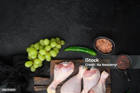 요리 양념 나무 도마 검은 돌 배경 상단 보기 플랫 레이 텍스트 복사 공간을 위한 재료가 있는 원시 유기농 닭 다리 검정색 배경에 대한 스톡 사진 및 기타 이미지 Istock