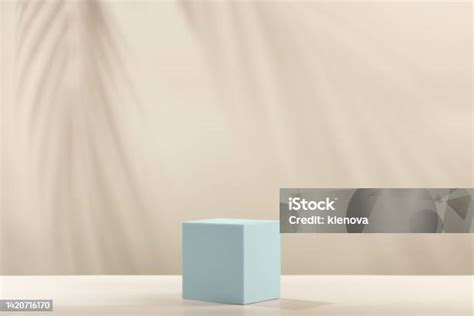 베이지 색 배경에 그림자를 남기는 손바닥이있는 추상적 인 빈 흰색 연단 3차원 형태에 대한 스톡 사진 및 기타 이미지 3차원 형태 개념 건설 플랫폼 Istock