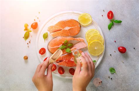 여자의 손에 회색 콘크리트 바탕에 연어 스테이크를 준비 하 최고의 볼 수 있습니다 요리에 대 한 준비 재료 음식 생선 공간 복사 건강한 식생활에 대한 스톡 사진 및 기타