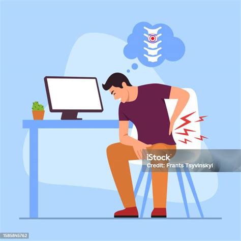 허리 통증을 앓고 있는 소년의 벡터 그림 사무실에서 컴퓨터 작업을 하는 남자와 파란색 배경에 고립된 책상에 앉아 허리가 아픈 만화 장면 허리통증에 대한 스톡 벡터 아트 및