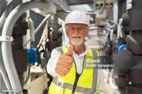 늙은 노인 엔지니어 또는 노동자 산업 공장에서 일하는 사람들 옥상 건물에 냉각기 타워 시스템 작업 기계 콘덴서 급수 파이프 라인 환기 압축기 65 69세에 대한 스톡 사진