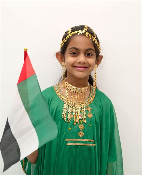 نصائح ذهبية لإطلالة أنيقة للبنات في احتفالات المدرسة باليوم الوطني