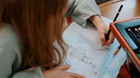어린 여학생이 창작 수업에서 즐겁게 종이에 그림을 그립니다 그리기에 대한 스톡 사진 및 기타 이미지 그리기 6 7 살 개발 Istock