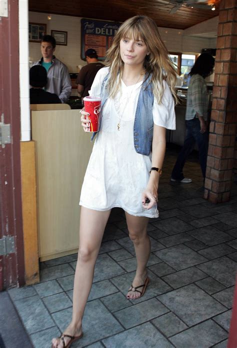 Mischa Barton And Large Pale Feet And Curved Toes Off Opened Sandals