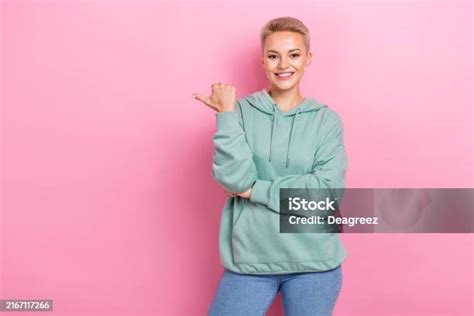 세련 된 착용 카키색 까마귀 젊은 숙녀 발기인 직접 손가락 모형 사진 핑크 색상 배경에 고립 된 프로모션 코드에 대한 유용한 정보 가격에 대한 스톡 사진 및 기타 이미지