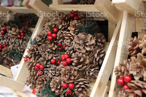 크리스마스 화환 인공 가문비 나무 바늘 말린 소나무 콘 및 플라스틱 빨간 호랑 가시 나무 열매의 나무 상자 이미지 판매를위한 계절 장식 크리스마스에 대한 스톡 사진 및 기타