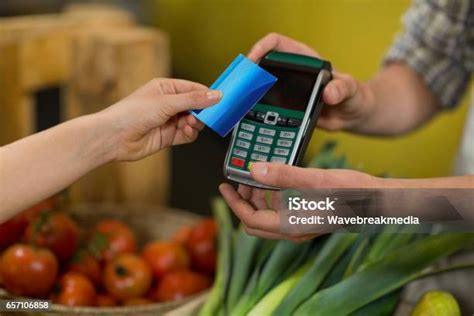 식료품점에서 Nfc 기술을 사용하여 결제하는 여성 기업 재무와 산업에 대한 스톡 사진 및 기타 이미지 기업 재무와 산업 남