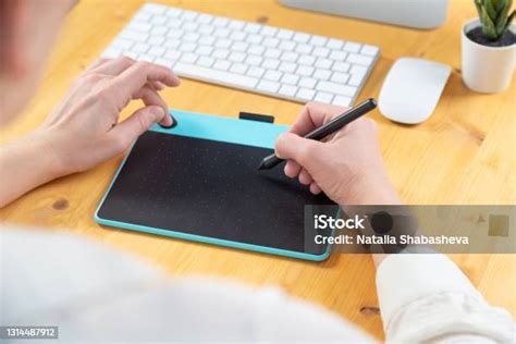 그래픽 디자이너는 디지털 태블릿에서 작동합니다 집에서 일하기 그래픽 타블렛에 대한 스톡 사진 및 기타 이미지 그래픽 타블렛 그리기 데스크탑 컴퓨터 Istock