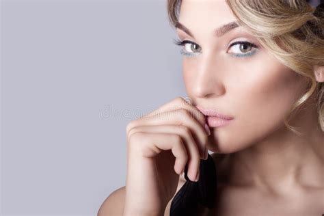 Härlig Ung Sexig Elegant Söt Flicka I Bilden Av En Brud Med Hår Och