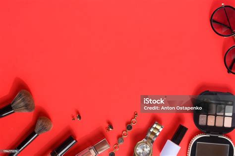 블로깅 뷰티 컨셉 빨간 배경에 전문 여성 메이크업 액세서리 시계 팔찌 안경 여성 배경과 패션 인스 타 그램 여성의 물건 플랫 레이 가방에 대한 스톡 사진 및 기타 이미지